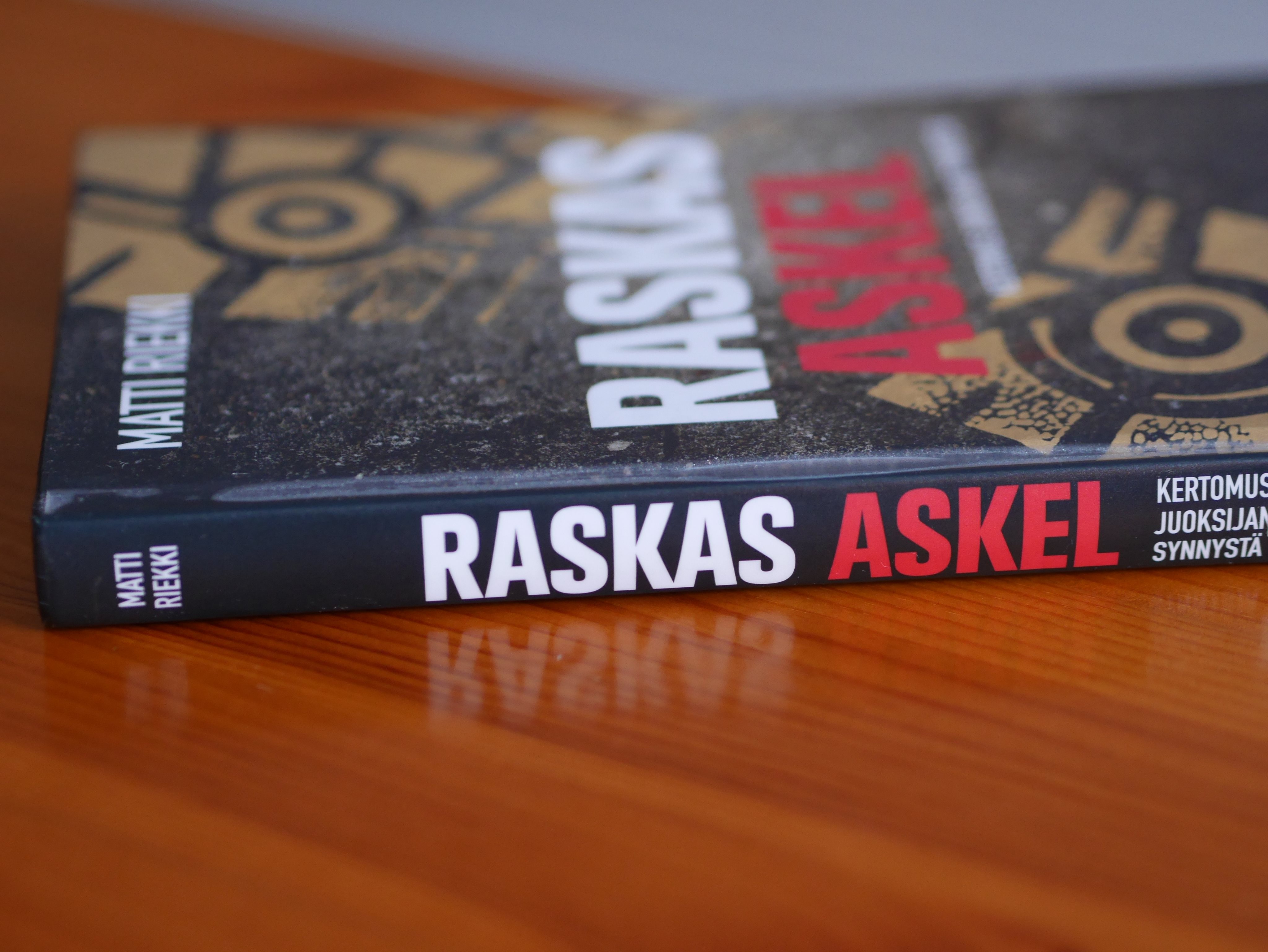 Kirja-arvostelu: Matti Riekki – Raskas askel – LENKILLÄ